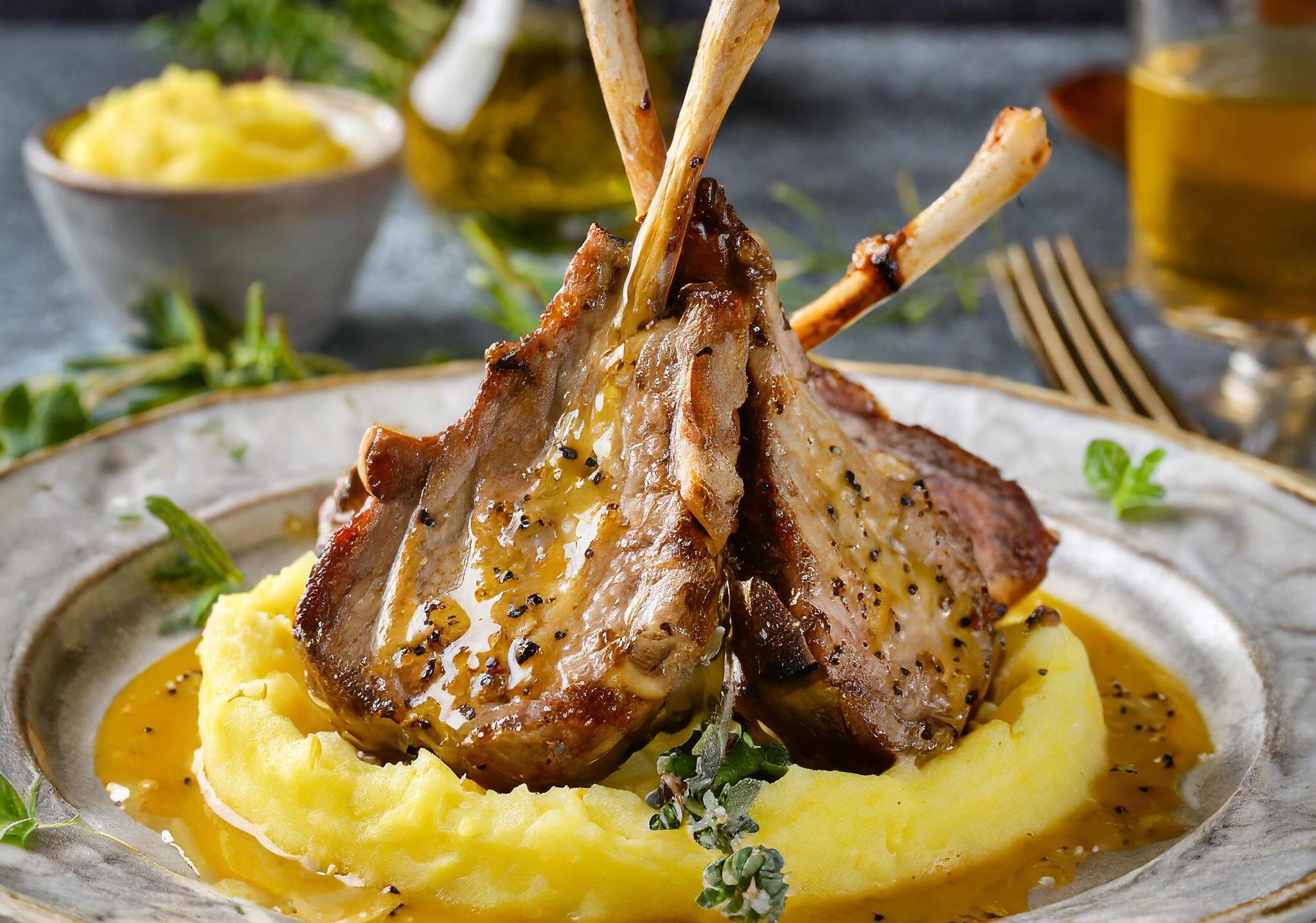 Chuletas de cordero con mostaza y miel, puré de patatas y tiras de ...